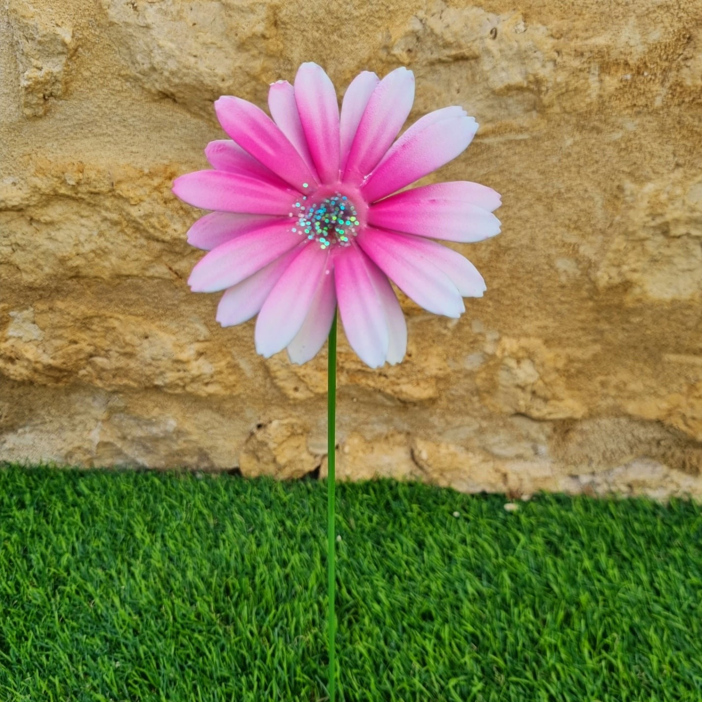 Fleur en fer rose et blanche centre paillettes 8,90 € LEZARD DU JARDIN